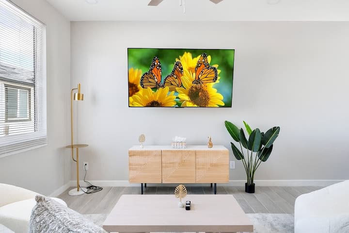 Tropical 2b2b | Pool, Comfy Beds & Parking - Glendale, AZ