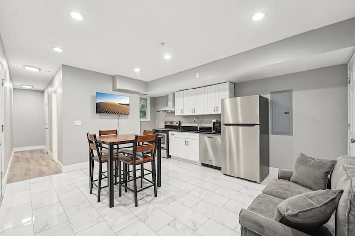 Cozy 3 Bedroom Apartment - Philadelphia, PA