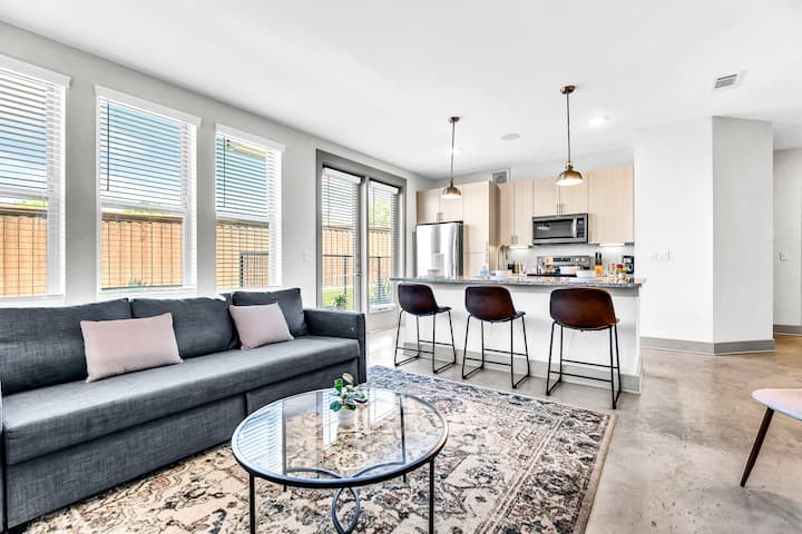 Modern 2bd/2ba Flat Gym & Pool | Heart Of Downtown - Cultural District - Fort Worth