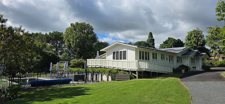 Pyes Pa Country Villa
- Pool Unit - Tauranga