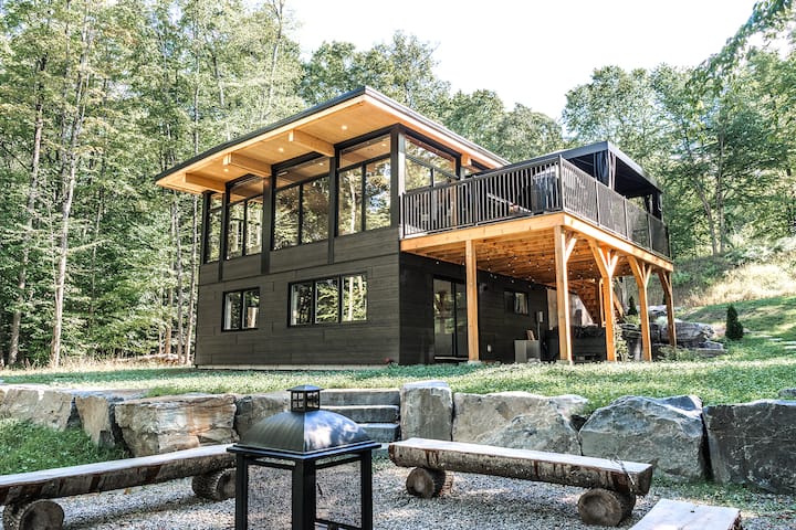 Van Haven *New* · Hot Tub · Fire Pit · Game Room - Laurentides