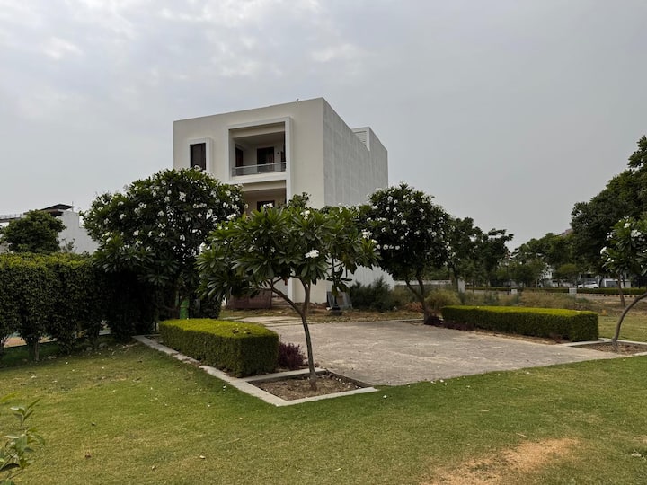 Zoomstay Lux Private Villa Floor-3bhk|pallasiomall - Lucknow