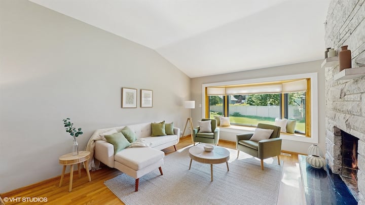 Naperville Spacious Nest - Naperville, IL
