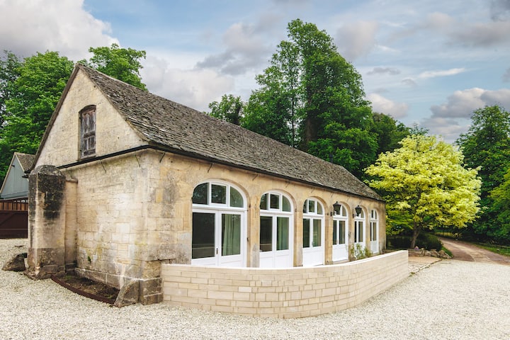 Entire Luxury Cotswold Coach House, Private Garden - Gloucester, UK