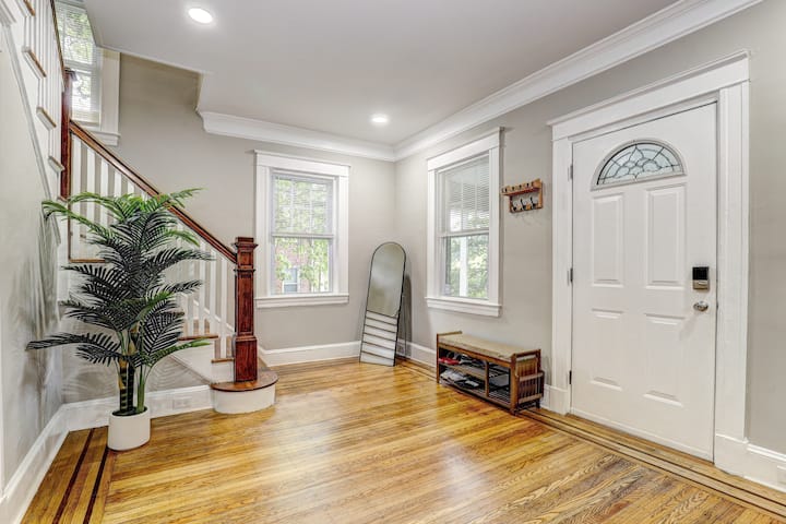 Hilltop Retreat: Pool, Games & Sunroom - Owings Mills, MD