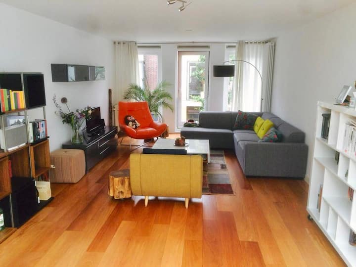 3-floor Town House With Private Parking - 