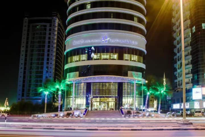 Cozy Queen Retreat | Peaceful Bayside Comfort - Fujairah