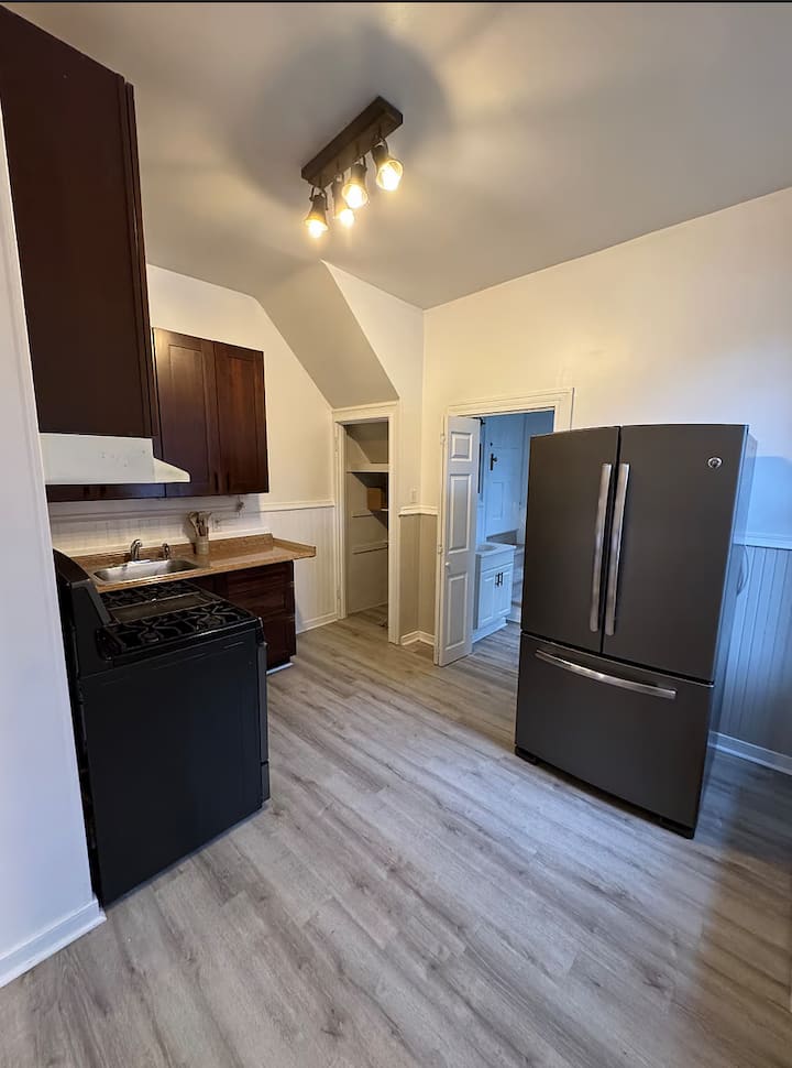 Spacious Studio Apartment, Laundry In Basement - Lancaster, PA