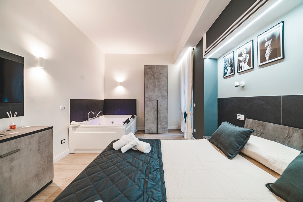 Double Room with Jacuzzi and Private Bathroom - Apartments for Rent in ...