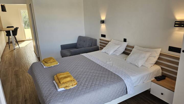 Sun Anna One Bedroom Apartment With Sea View - Karlobag