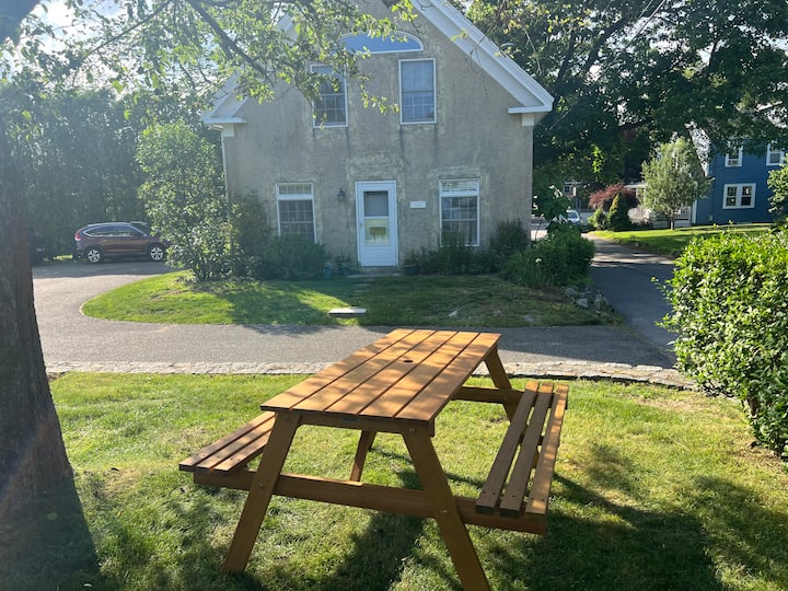 Charming 2 Bed, 2 Bath, Coastal Carriage House - Lynn, MA