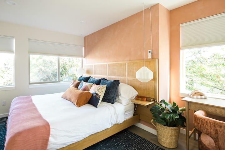 Rosie Townhouse + Family Zoo Passes! - Seattle, WA