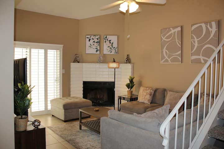 The Cozy Spot 2 Br - 1.5 Bth - 2 Beds - Pool Condo - Bakersfield, CA