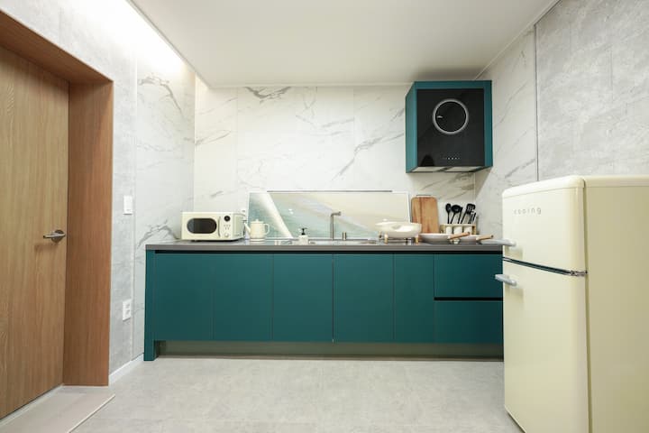 3 Min Subway, Convenience Store, Luggage Storage - Busan