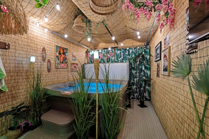 The Leaf & Lounge | Tiki Hottub | Kingbed | Garage - Edmonton