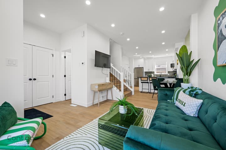 The Leaf & Lounge | Tiki Hottub | Kingbed | Garage - Edmonton