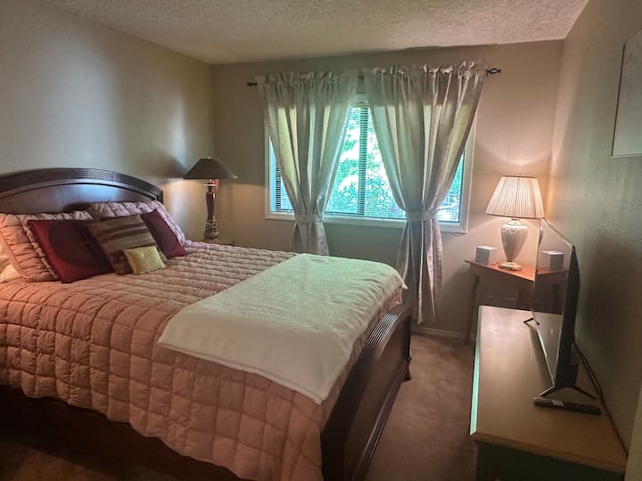 Guest Suite - Private Bathroom, A/c, Wifi! - Gresham, OR