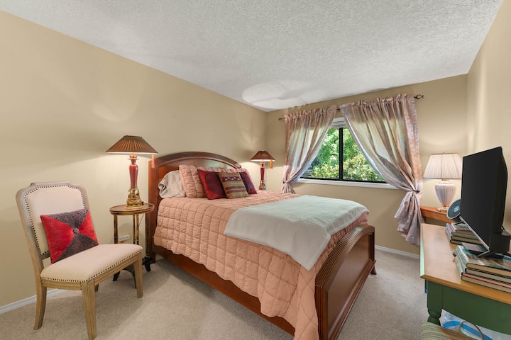 Guest Suite - Private Bathroom, A/c, Wifi! - Troutdale, OR