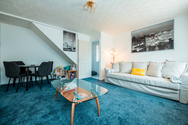 Spacious 3-bed Manchester Home| Sleeps 8 + Parking - Manchester