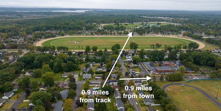1 Mile To Track&town! Charming 2br W/ Private Yard - Saratoga Springs, NY