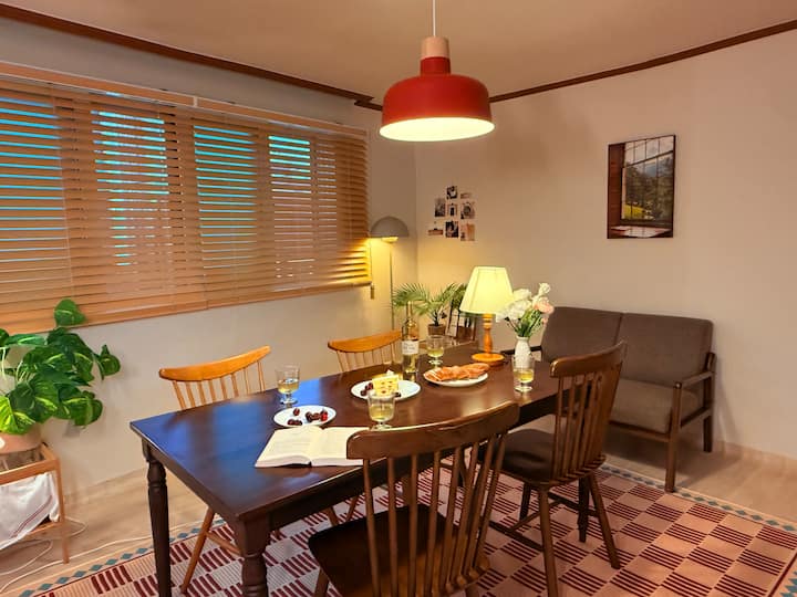 홍대4분/ 신촌2분/ 명동7분/ 세브란스/ 이대역에서 도보3분/ 퀸침대2개 - Seoul