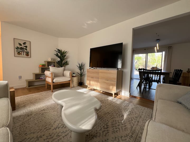 1/3 Acre 6 Bd + Firepit + Hammocks + Badminton - Reno