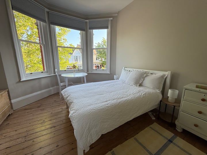 Spacious Double Bedroom With Workspace - 브라이턴