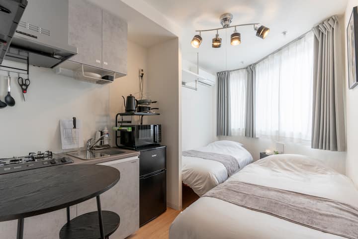 10 Minshibuya, Shinjuku, Harajuku Car/2single Beds - Tokyo