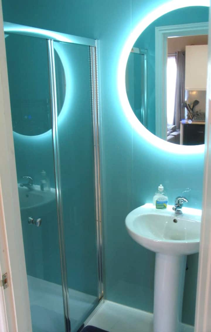 Studio Apt, 4ppl , Queens Hospital, C.lon, Parking - Romford