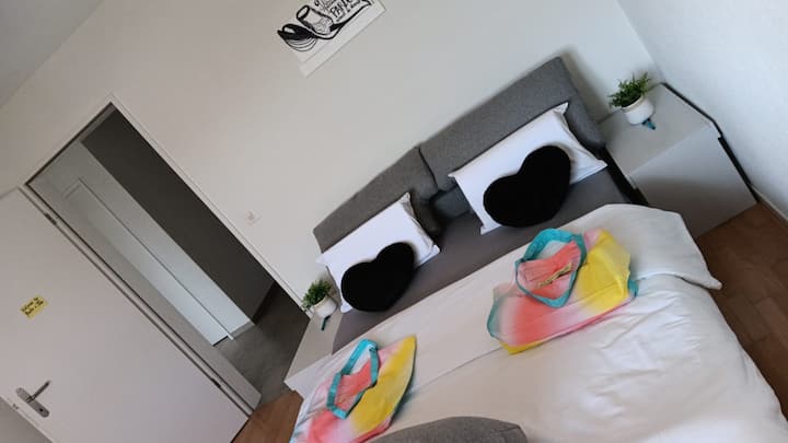 01 Chambre Pour 02 Pers/ 01 Lit-double. Tarif/pers - Neuchâtel, İsviçre