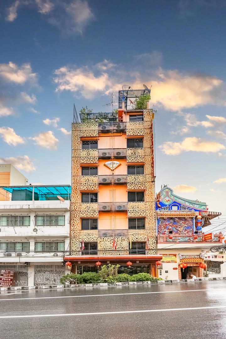 Spacious Twin Delight | Deluxe Comfort In Khaosan - Bangkok