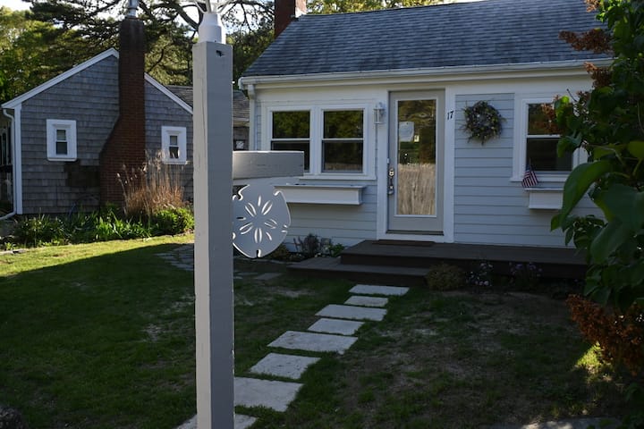 Hoppy Moments Beach Cottage - Sandwich, MA