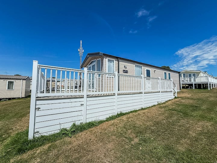 Modern Caravan With Decking, Essex Ref 46112v - Clacton-on-Sea