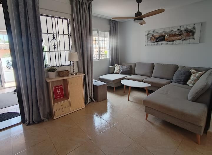 Pmt03 - Charming Townhouse With Communal Pool - Torrevieja