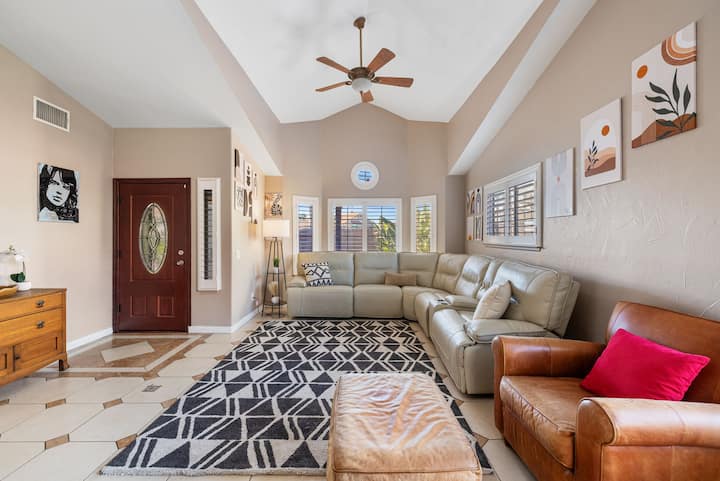 Resort-style 5br | Pool | Sleeps 13 | Pet-friendly - Hemet, CA