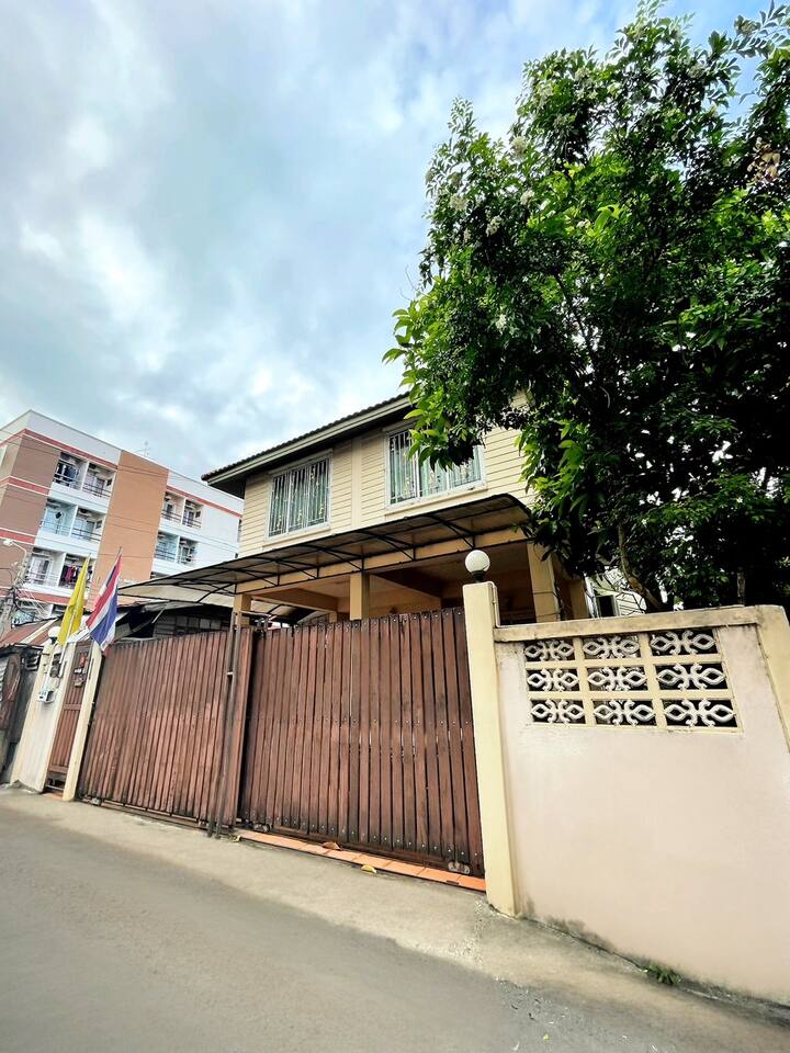 Living Local House,free Breakfast,bts,dmk Airport - Bangkok
