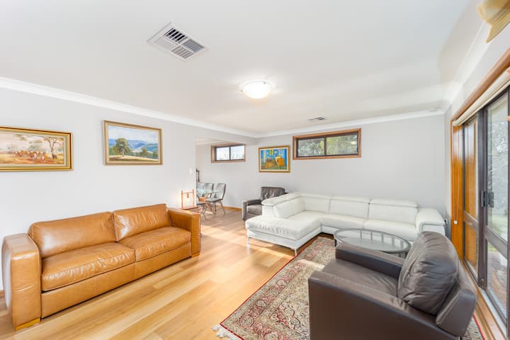 Lake-view Farmhouse, Family-friendly - Robertson, Australia