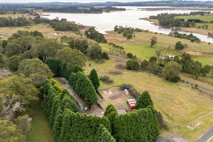 Serene Farmhouse With Lake Views - Southern Highlands