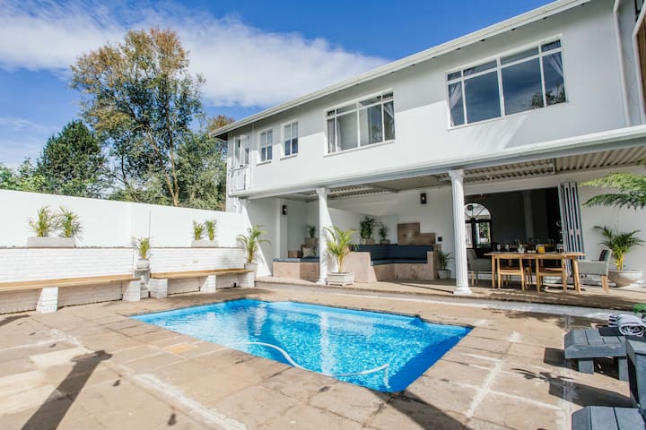 Chic Boutique Room With King Bed & Workspace - Hilton