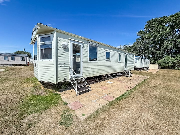 Dog-friendly Caravan At Valley Farm, Ref 46633v - Clacton-on-Sea