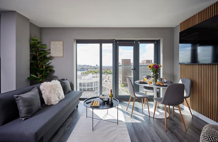 Spacious Apartment | Sleeps 8 | Royal Albert Dock - Liverpool