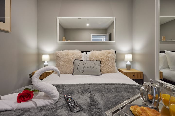 Spacious Apartment | Sleeps 8 | Royal Albert Dock - Liverpool
