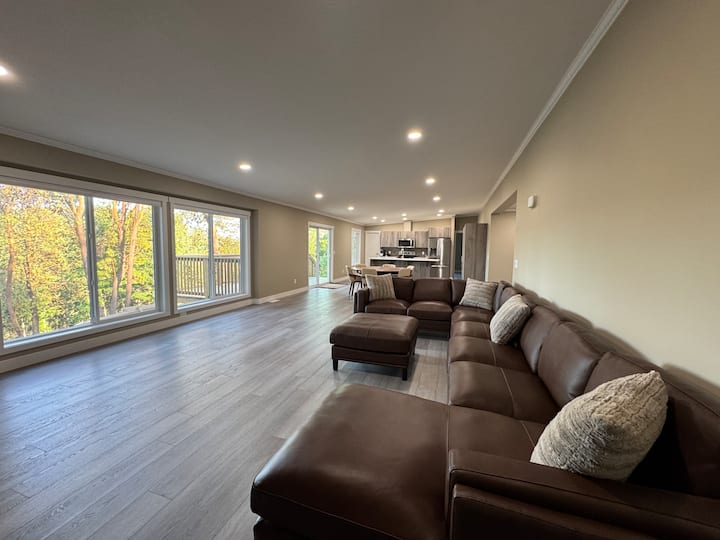 Queen Bedroom In A Home With Million Dollar View! - Chemainus