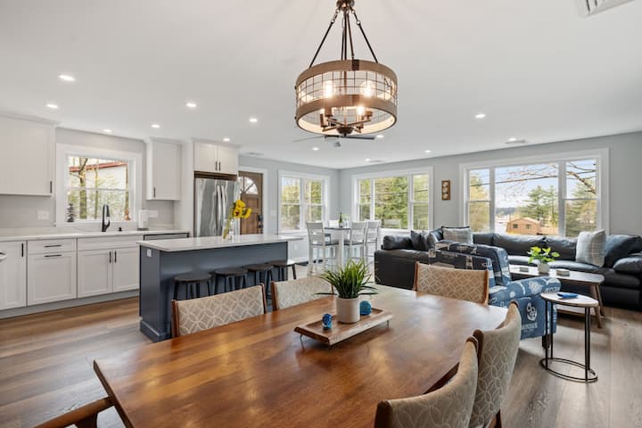 Centrally Located Newly Renovated 4 Bd Retreat! - Gilford, NH