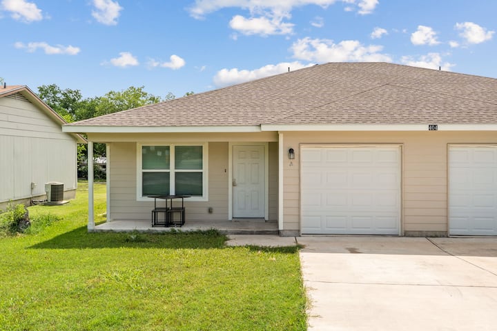 Taylor Home | Samsung | 5 Beds | Ideal For Workers - Taylor, TX