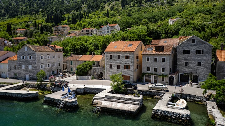 Historic Waterfront House - Kotor
