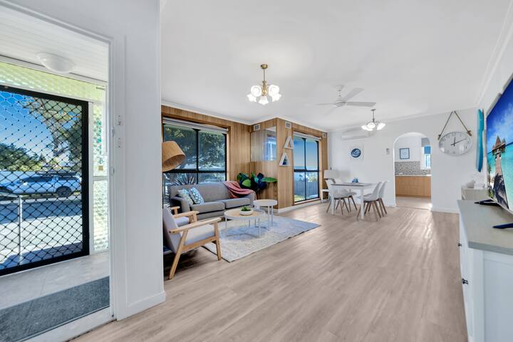 6 Bed-
Spirit Of Tasmania- 2 Mins- Shore Getaway - Lara