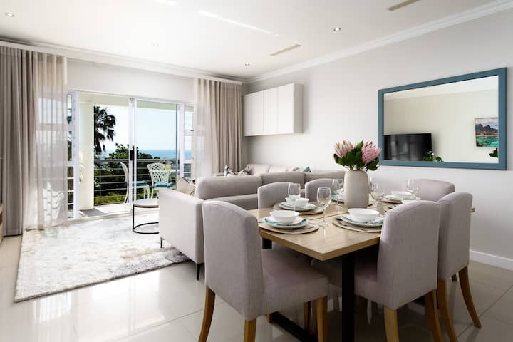 Camps Bay Spacious Loft Apartment With Ocean Views - Le Cap