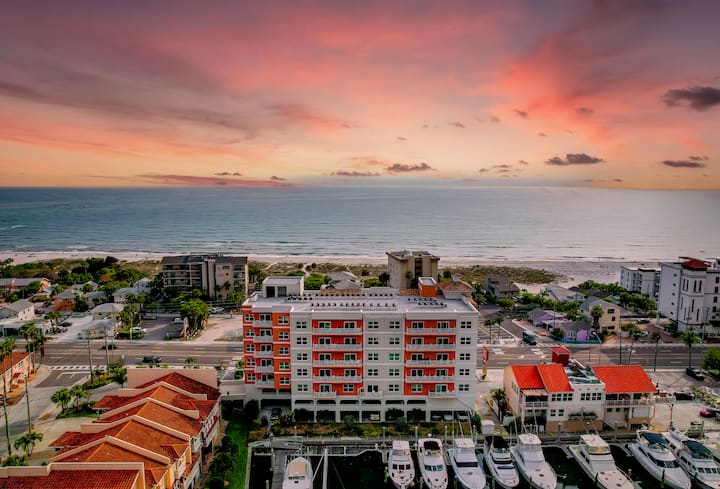 Waterfront Retreat |Steps To Johns Pass+beach+pool - Madeira Beach, FL