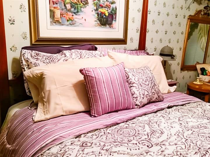 Charming Queen Room In Historic Manor - Mount Pocono, PA